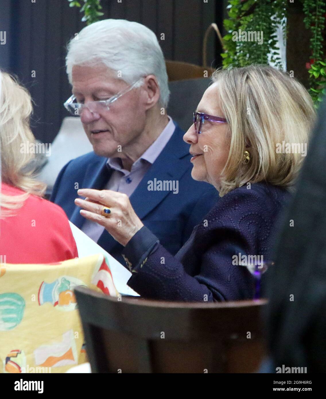 New York - NY - 20210623 Bill Clinton and Hillary Clinton having dinner ...