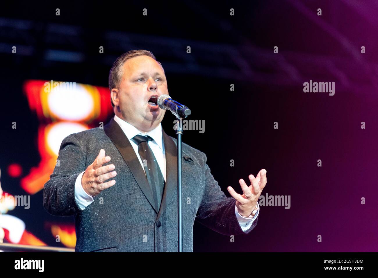 Singer male on stage hi-res stock photography and images - Alamy