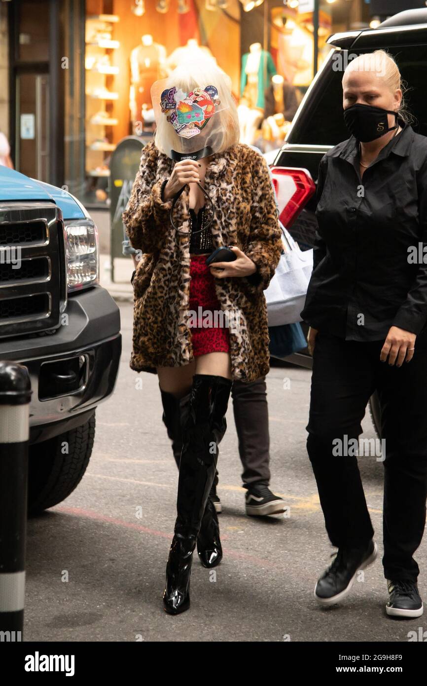 New York - NY - 20210611 - Anne Hathaway on Location with 'WeCrashed ...