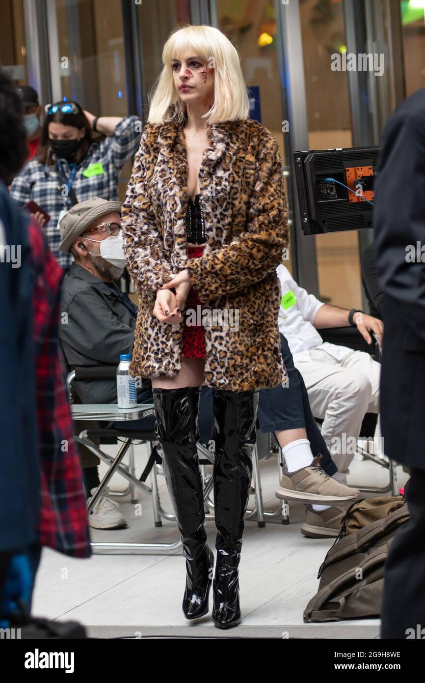 New York - NY - 20210611 - Anne Hathaway on Location with 'WeCrashed ...