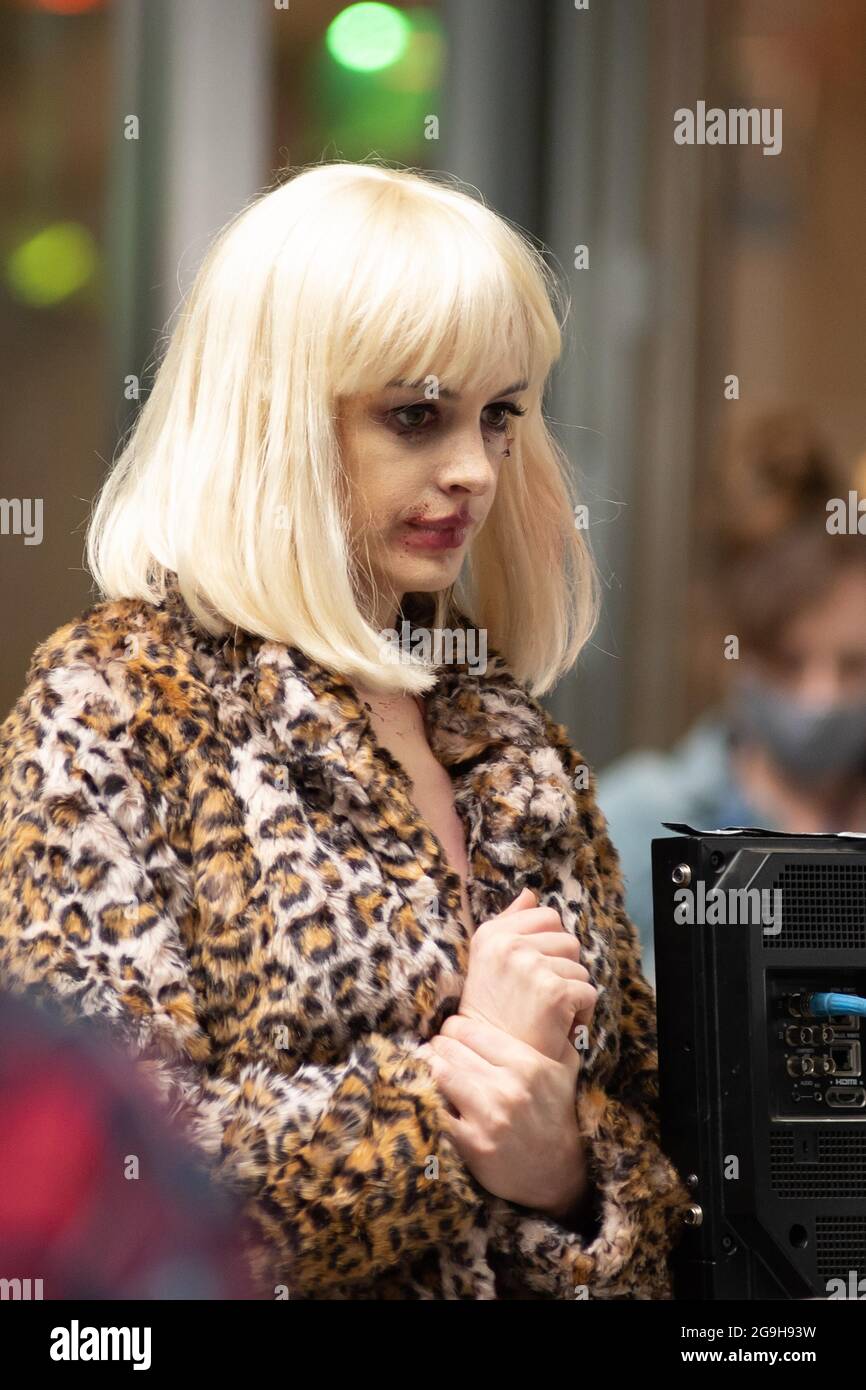 New York - NY - 20210611 - Anne Hathaway on Location with 'WeCrashed ...