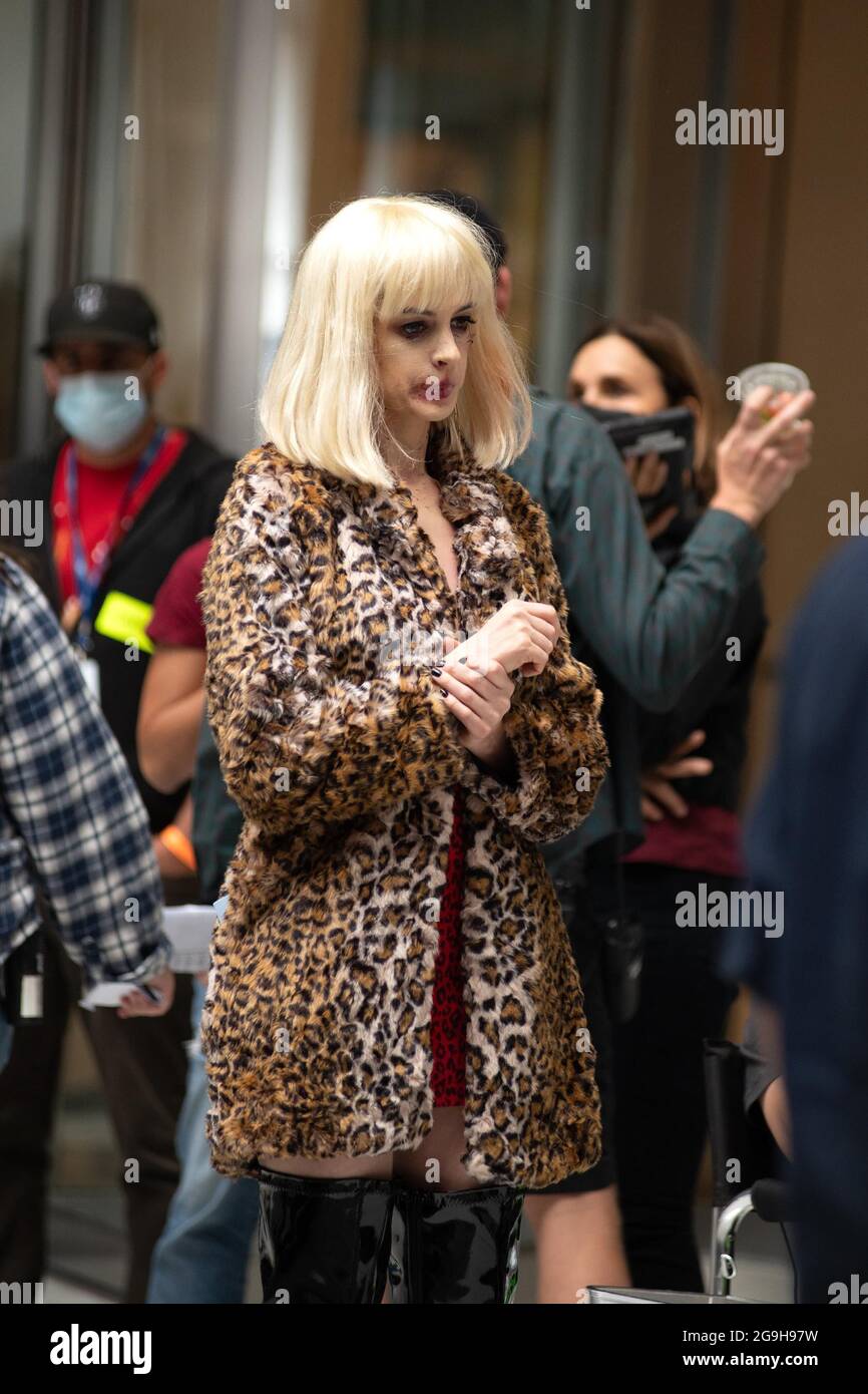 New York - NY - 20210611 - Anne Hathaway on Location with 'WeCrashed ...