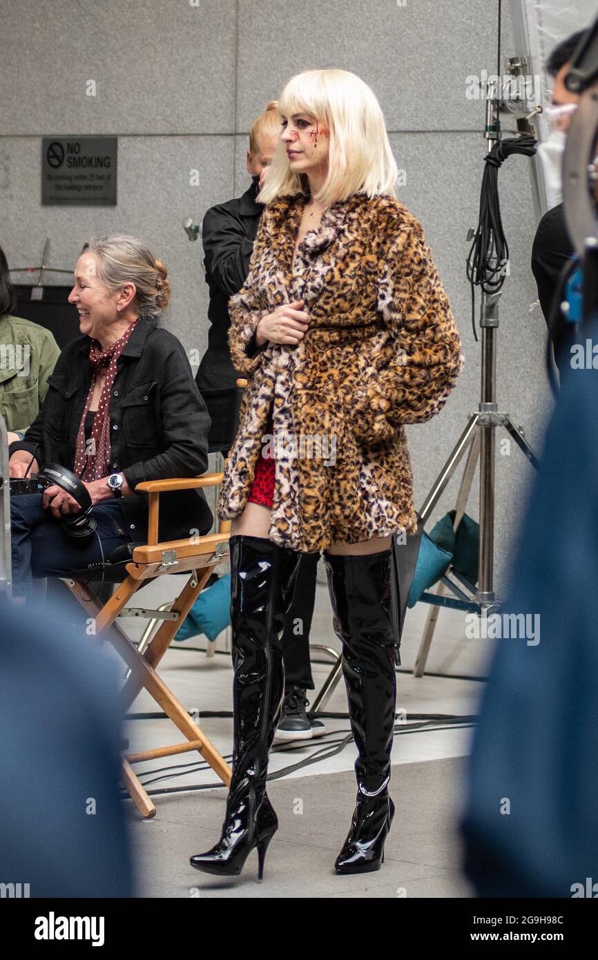 New York - NY - 20210611 - Anne Hathaway on Location with 'WeCrashed ...