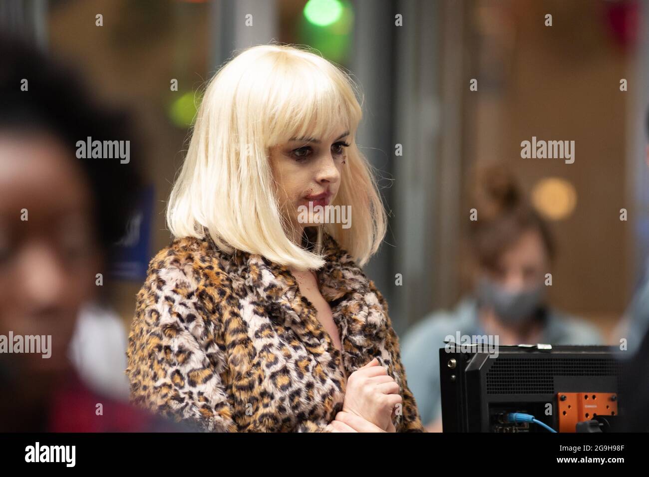 New York - NY - 20210611 - Anne Hathaway on Location with 'WeCrashed ...
