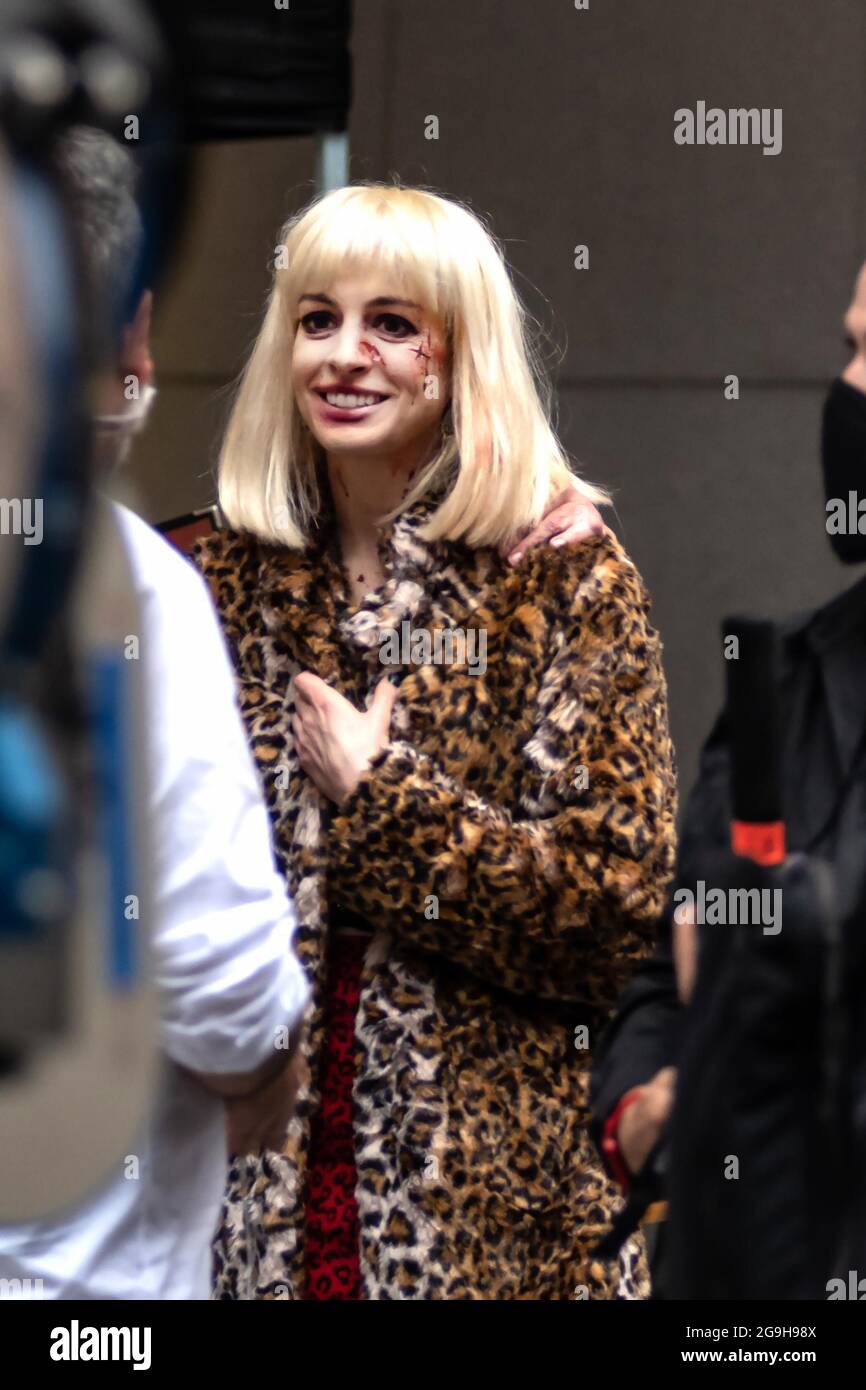 New York - NY - 20210611 - Anne Hathaway on Location with 'WeCrashed ...
