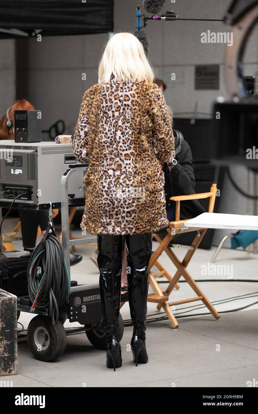 New York - NY - 20210611 - Anne Hathaway on Location with 'WeCrashed ...