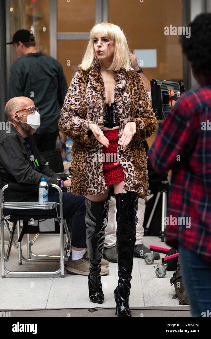 New York - NY - 20210611 - Anne Hathaway on Location with 'WeCrashed ...