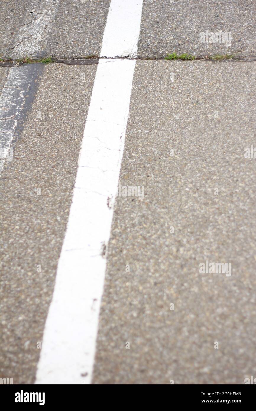 white line on asphalt Stock Photo - Alamy