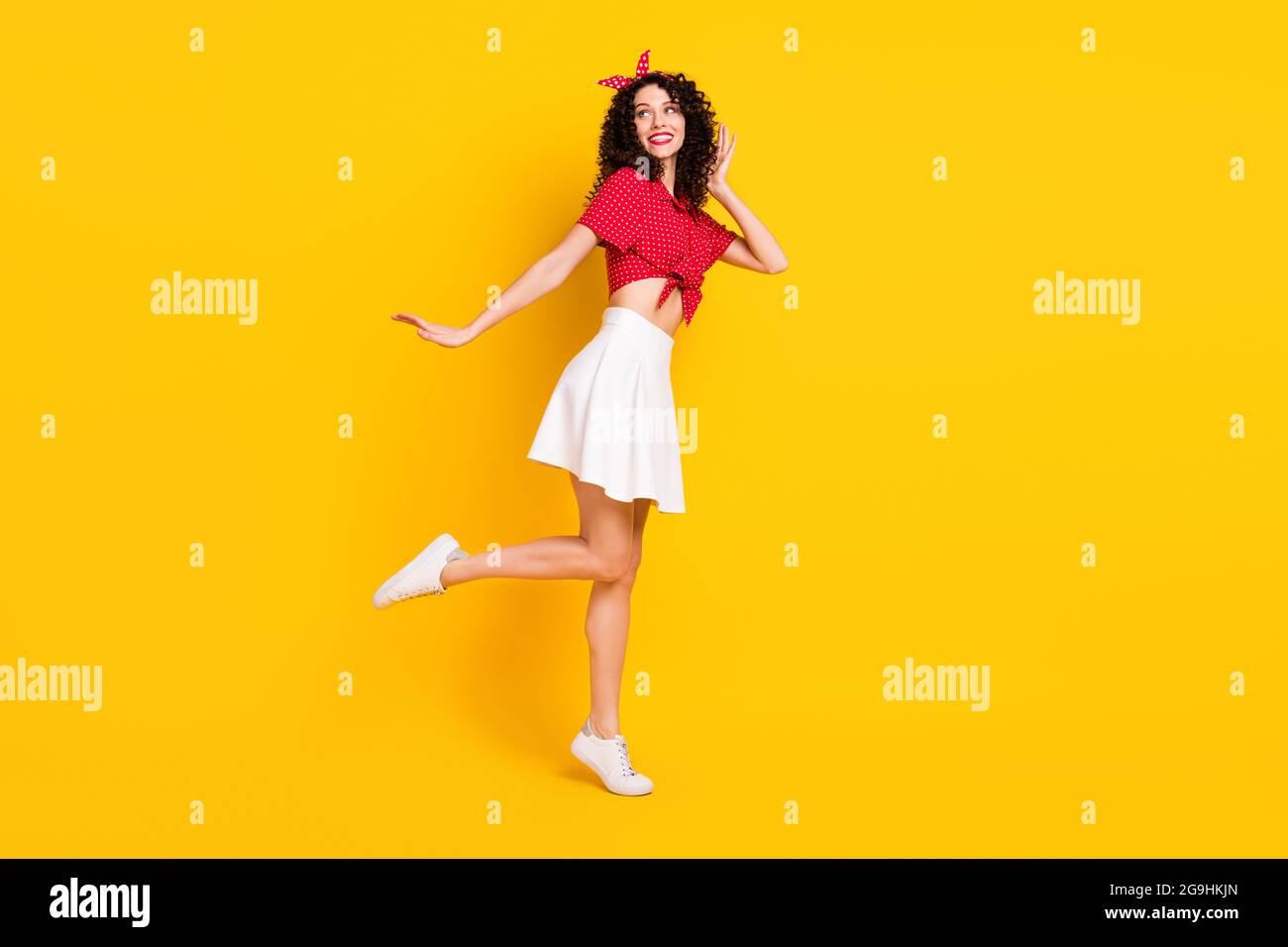 Full size profile photo of optimistic nice brunette lady look empty ...