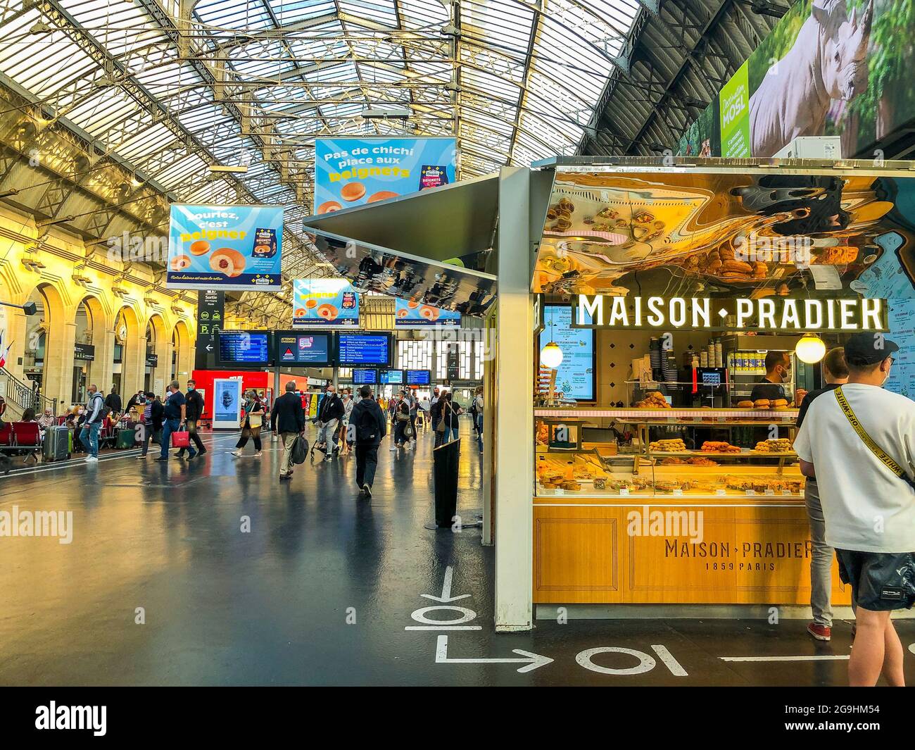Paris, France, Wide Angle View, Historic French Train Station, Crowd ...