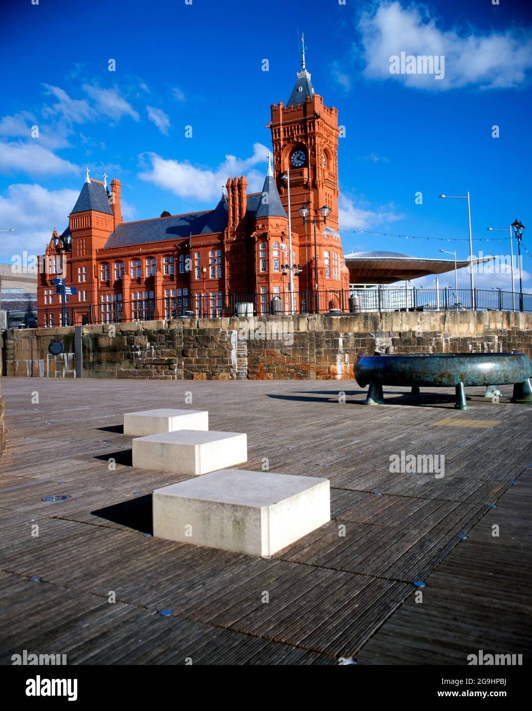 Sculpture pierhead building hi-res stock photography and images - Alamy