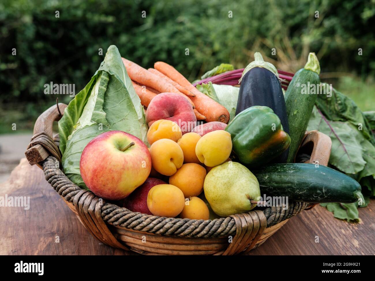 Fruits and vegetables basket hi-res stock photography and images - Alamy