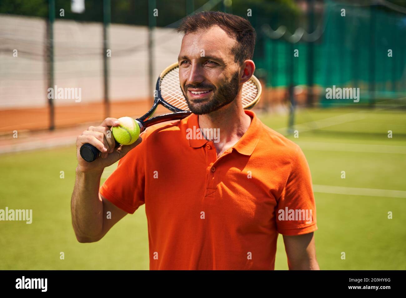 Tennis player alone on court hi-res stock photography and images - Alamy