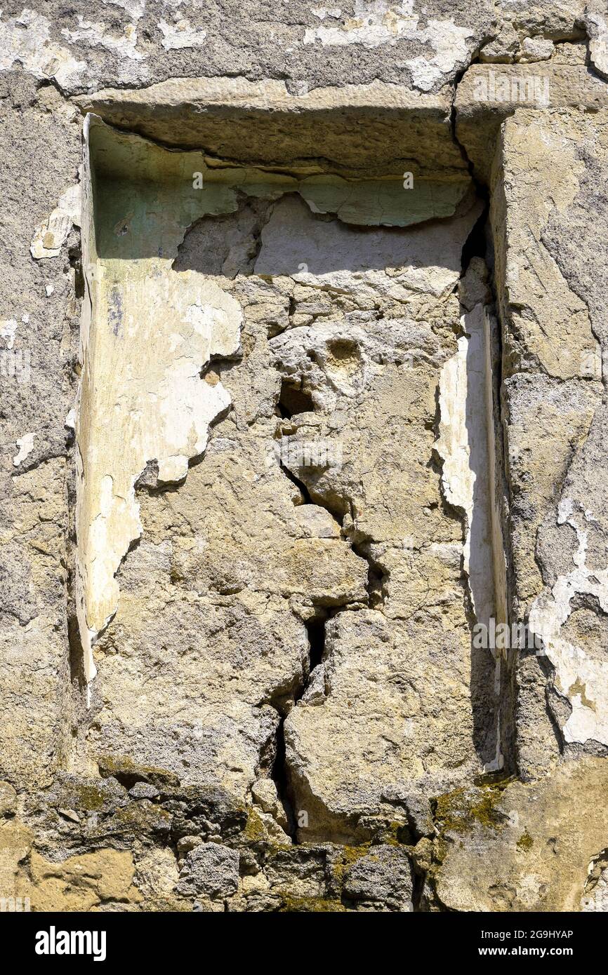 Big crack on gray wall of old dilapidated building, abstract image of ...