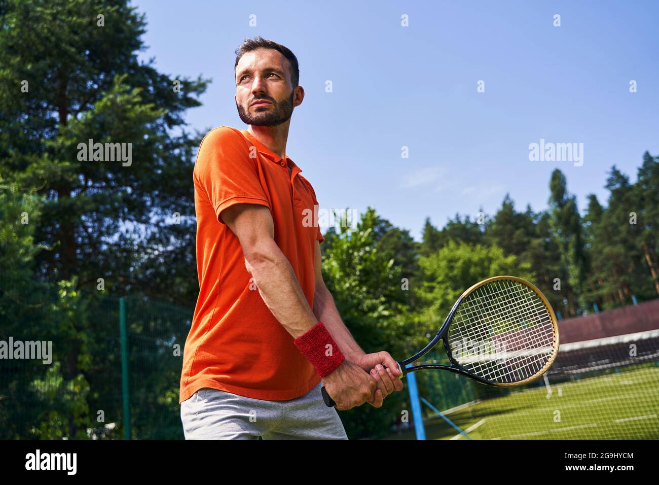 Male tennis player getting ready to receive a serve Stock Photo - Alamy