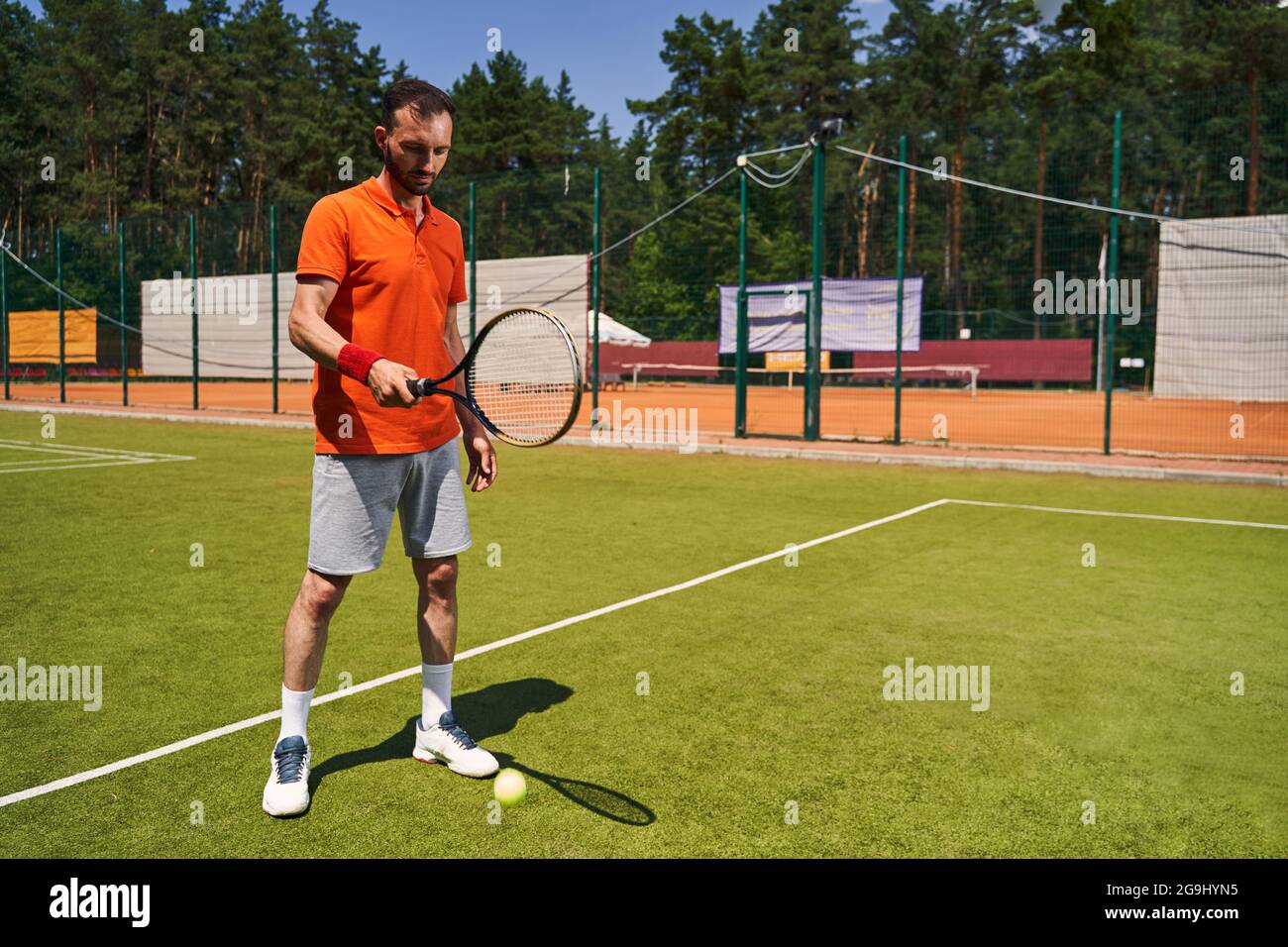 Tennis player alone on court hi-res stock photography and images - Alamy