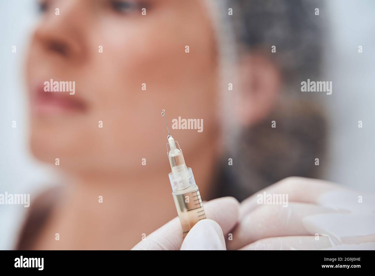 Medical worker preparing syringe hi-res stock photography and images ...