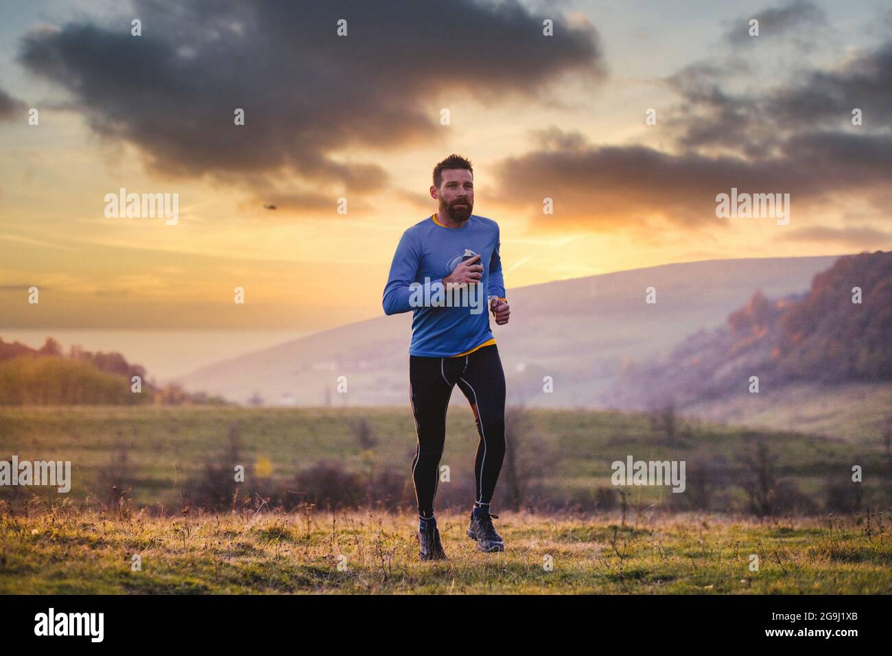 Man running field sunset hi-res stock photography and images - Alamy