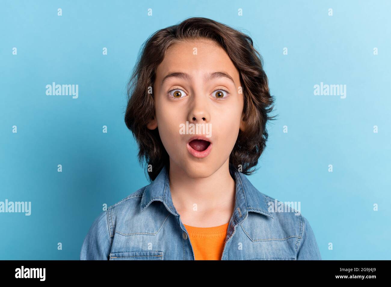 Photo of young school boy amazed shocked surprised news information wow ...