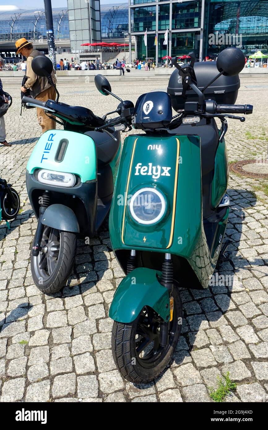 Felyx scooters hi-res stock photography and images - Alamy