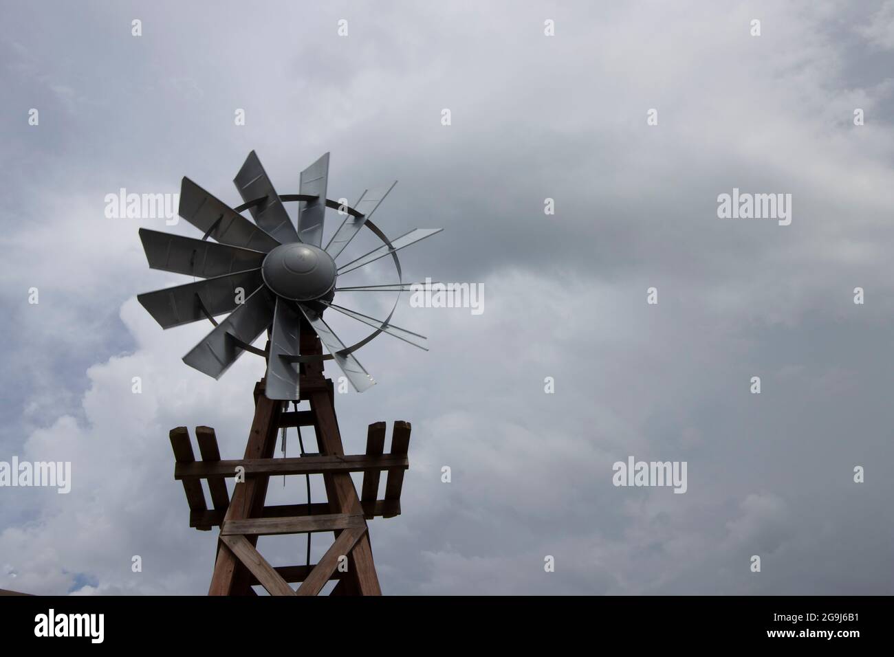 Windmill pump water well hi-res stock photography and images - Alamy