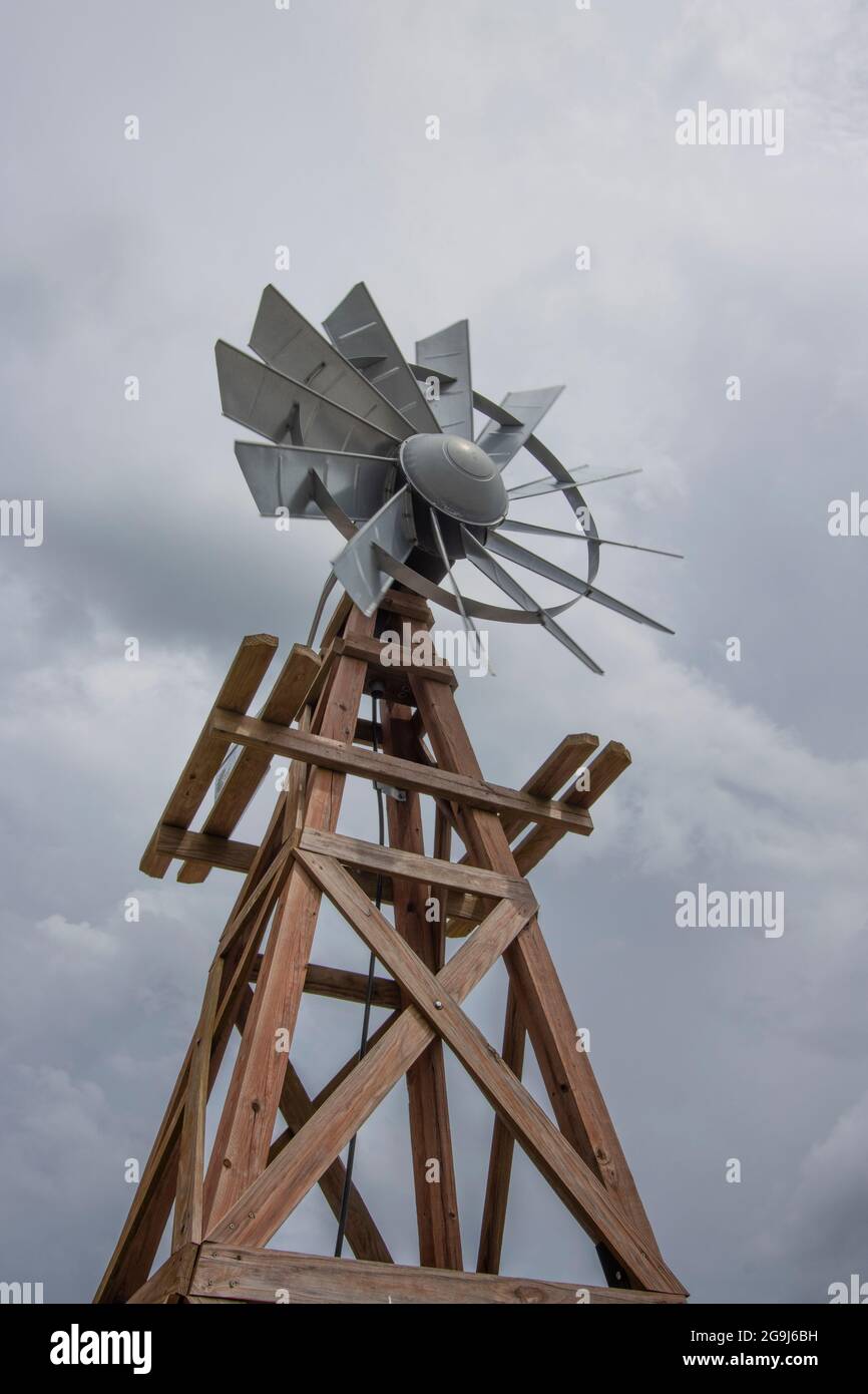 Windmill pump water well hi-res stock photography and images - Alamy