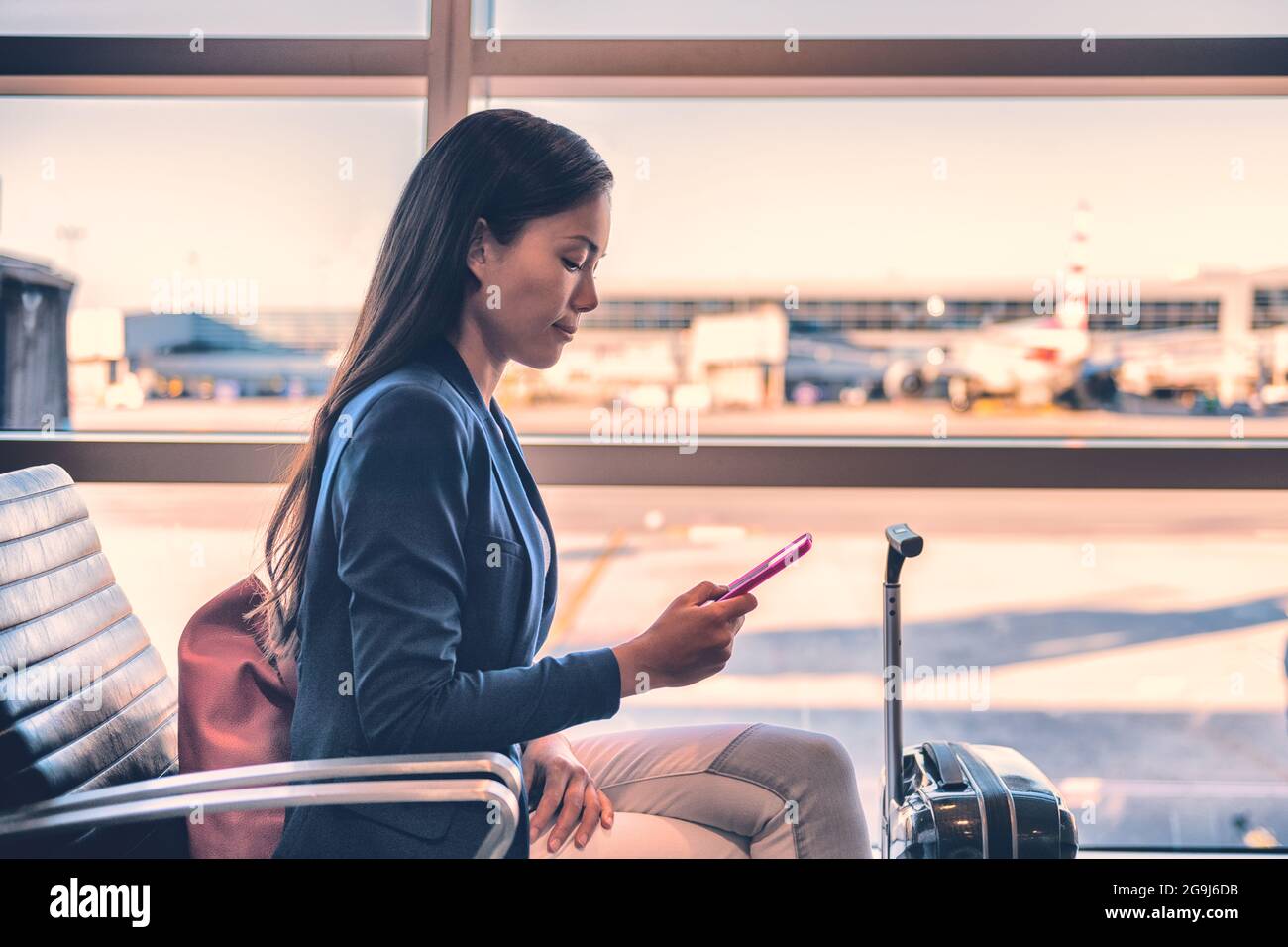In flight wifi girl hi-res stock photography and images - Alamy