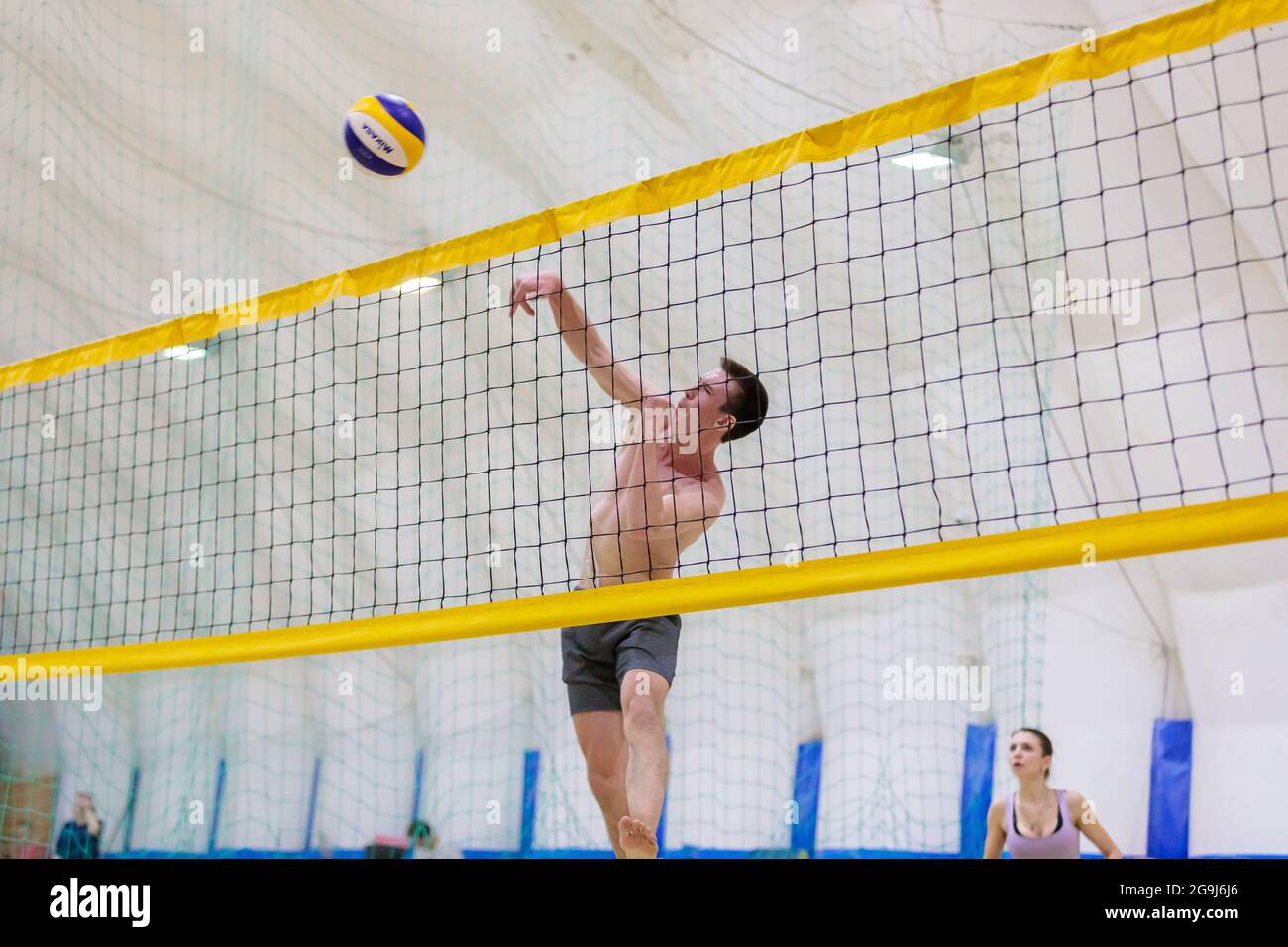 Man playing volleyball hi-res stock photography and images - Alamy
