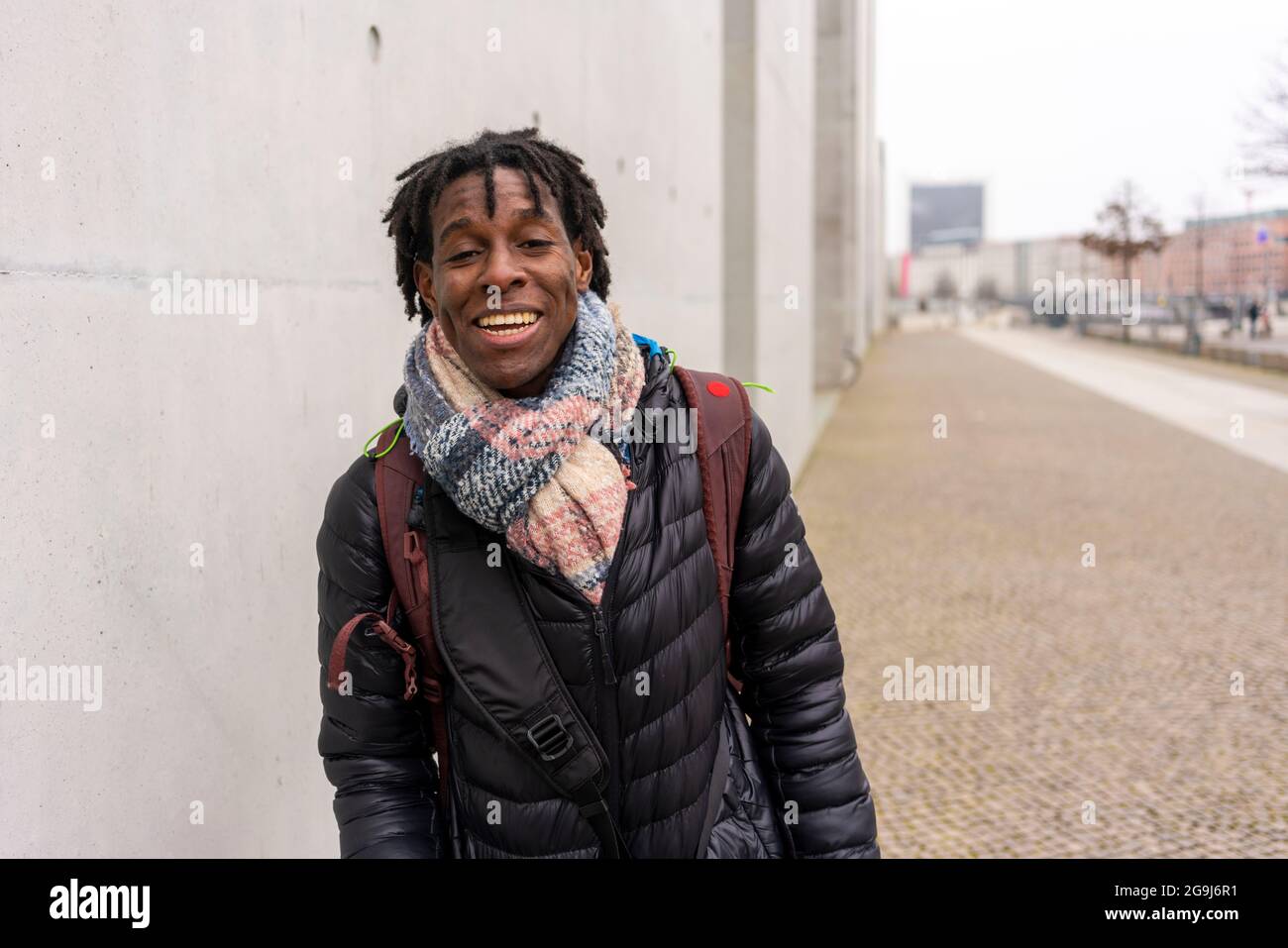 Man looking the berlin wall hi-res stock photography and images - Alamy