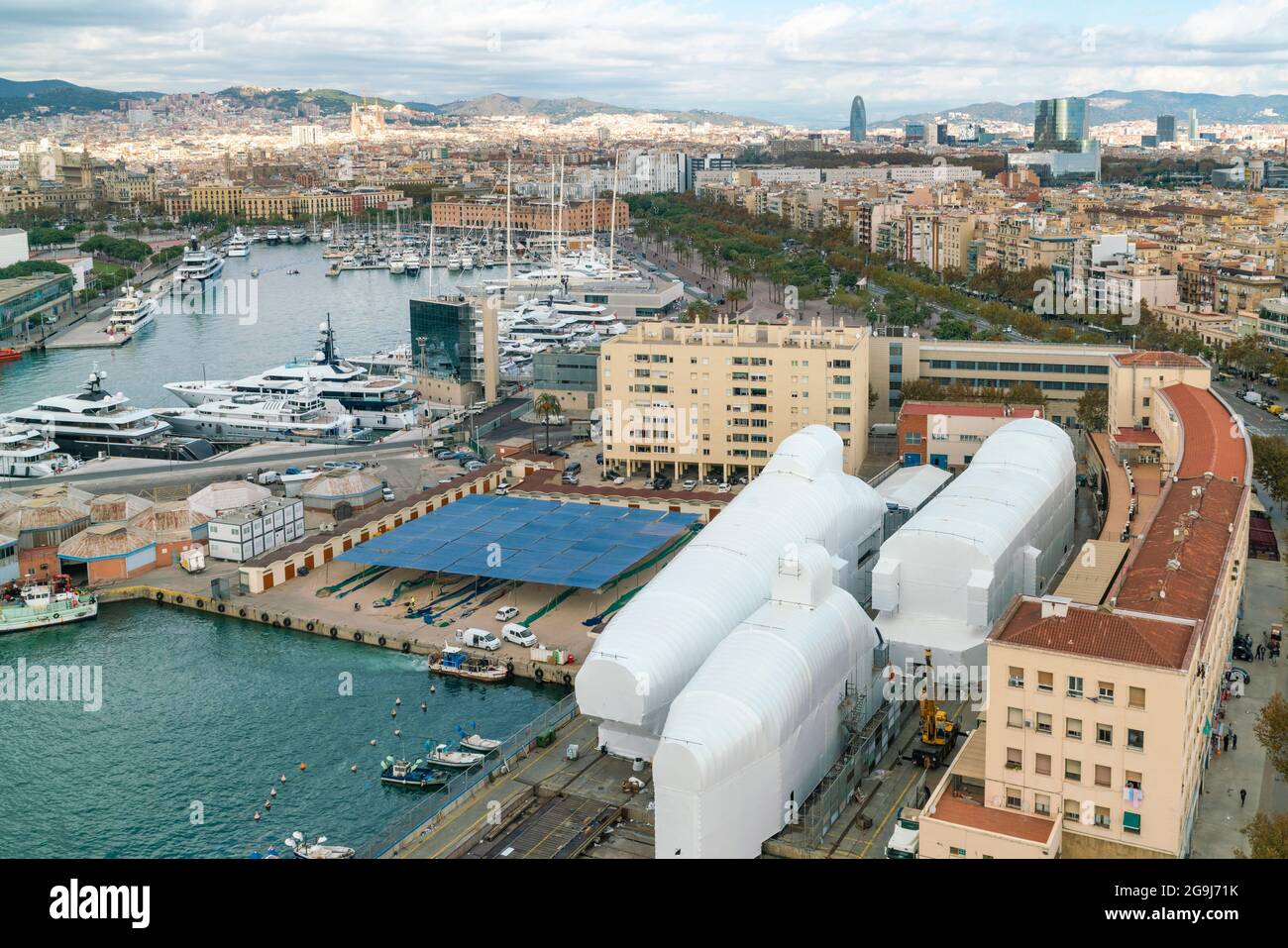 Barcelona harbor hi-res stock photography and images - Alamy