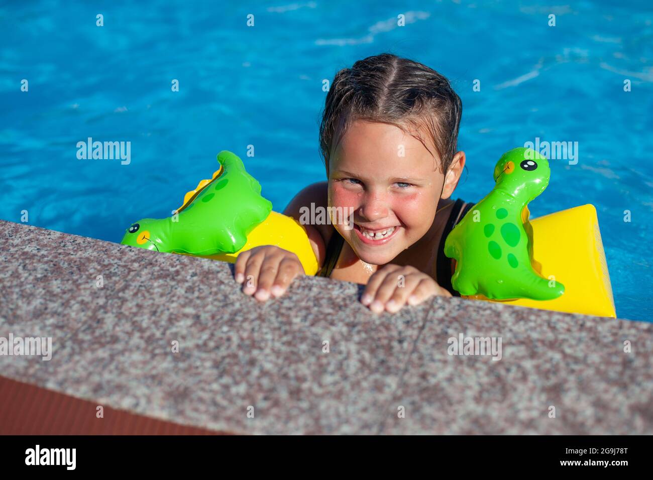 Holding edge of swimming pool hi-res stock photography and images - Alamy
