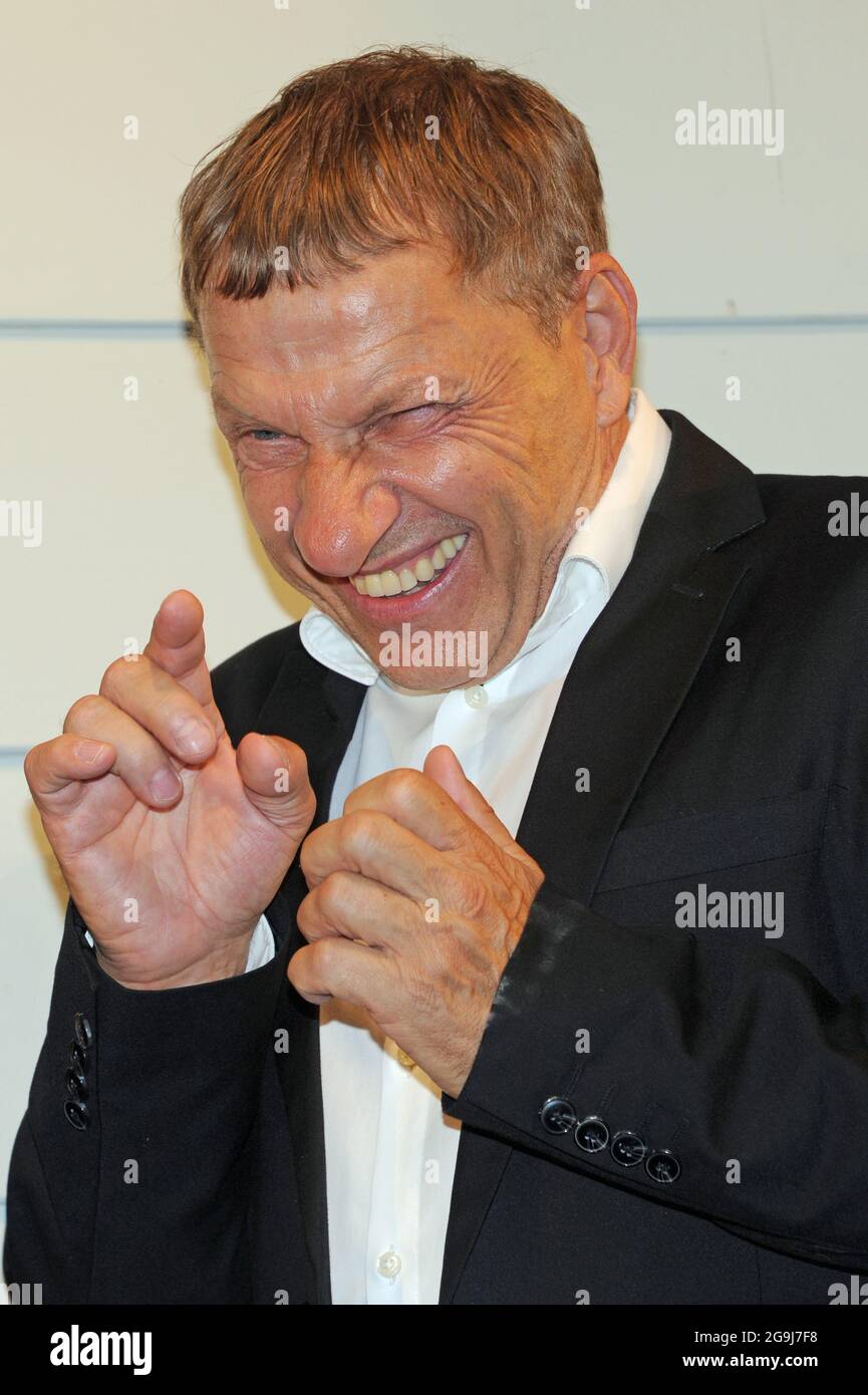 Raymond babbitt hi-res stock photography and images - Alamy