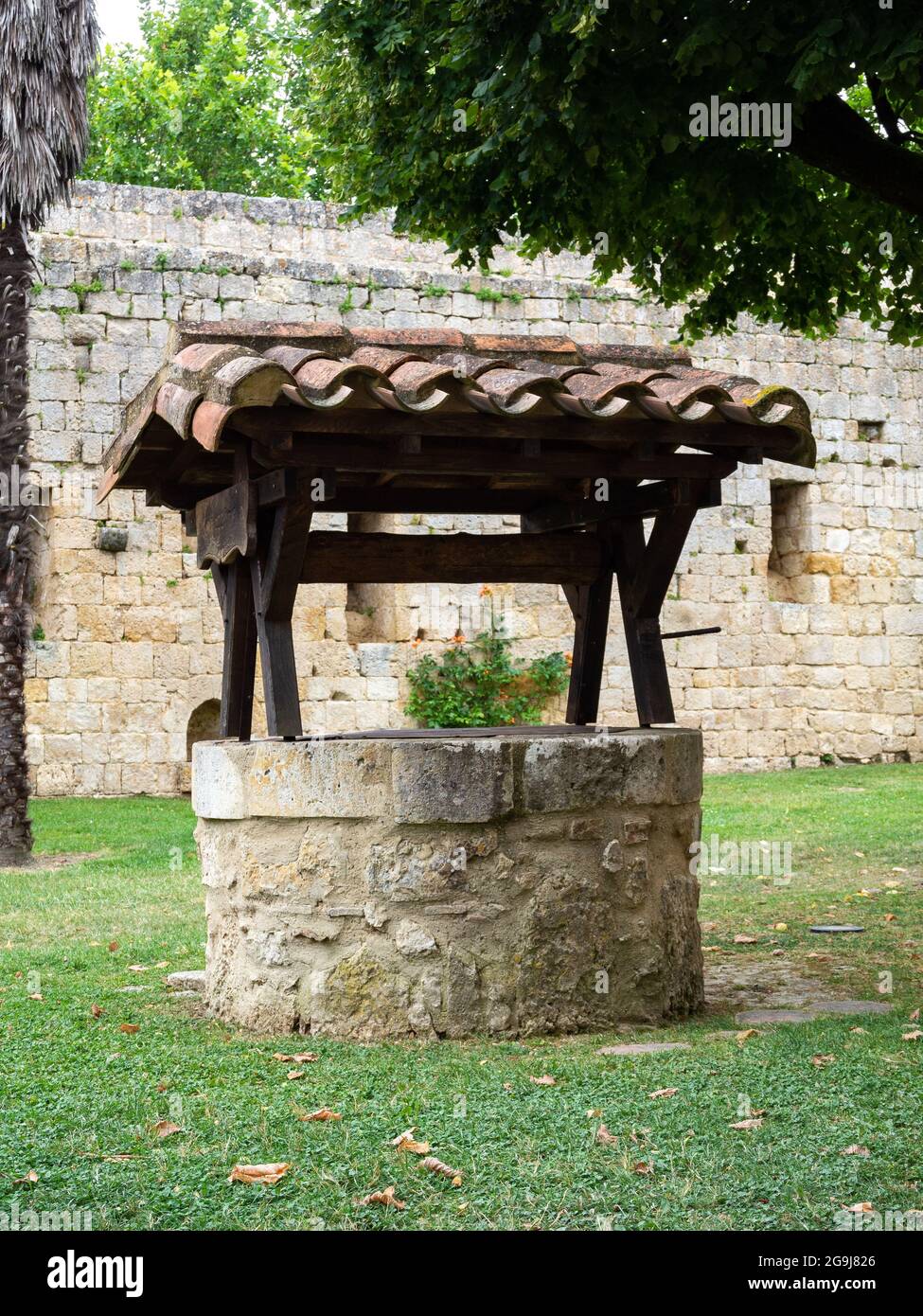 Medieval well village france hi-res stock photography and images - Alamy