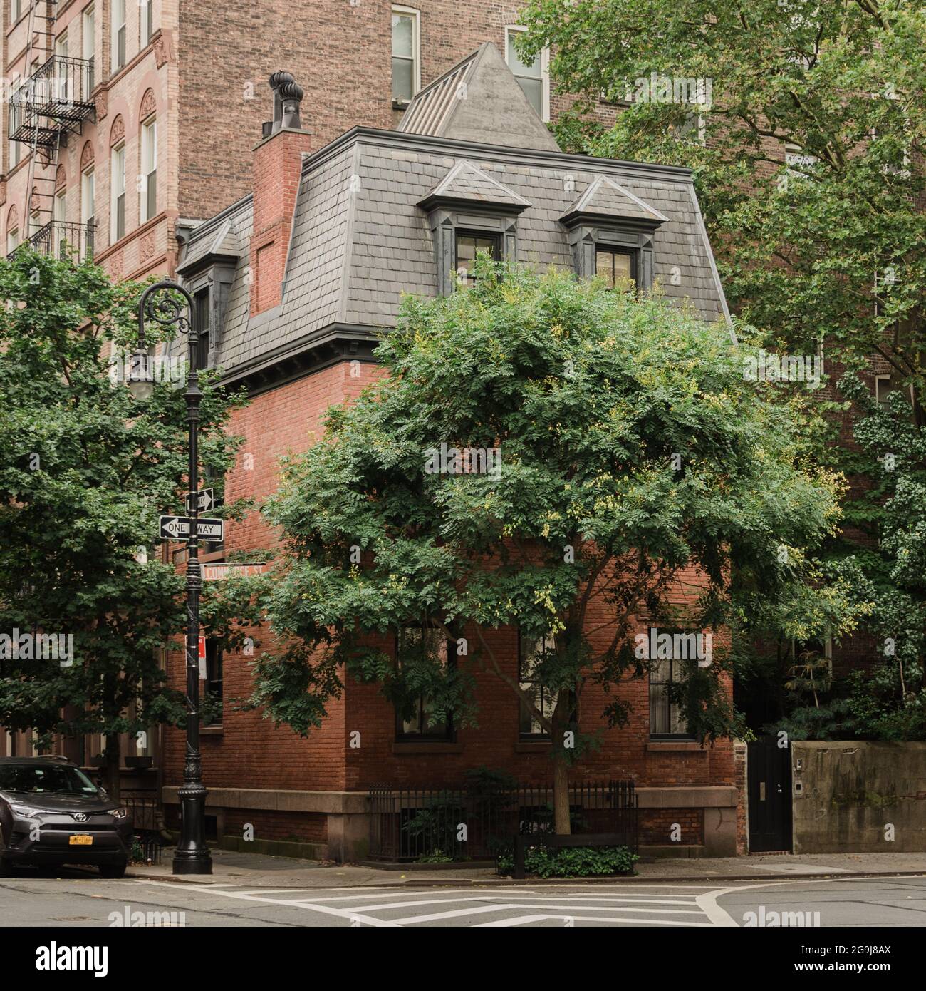 House on the corner hi-res stock photography and images - Alamy