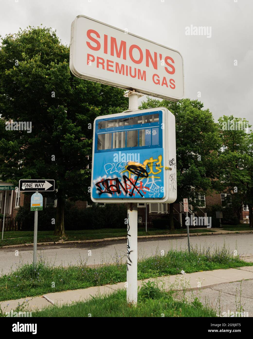 Simons Premium Gas sign, in Burlington, Vermont Stock Photo - Alamy