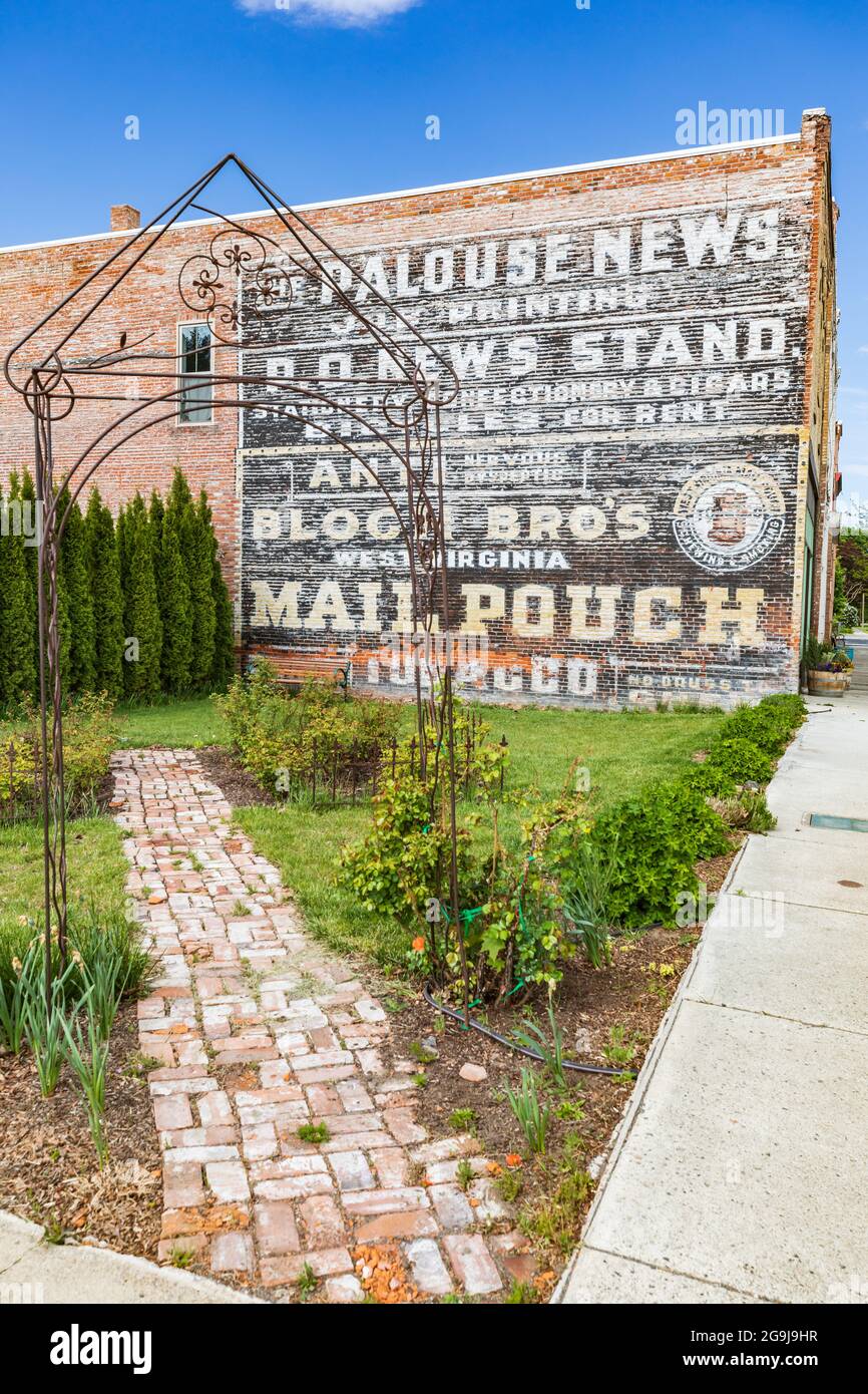 Vintage mural advertisement brick hi-res stock photography and images ...