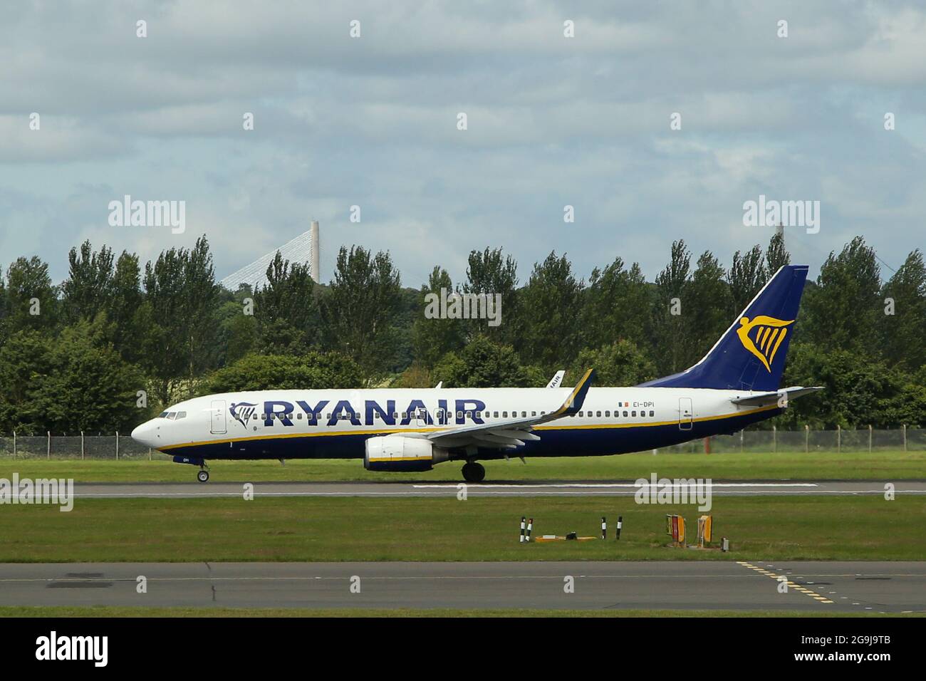 Photo of ryanair aircraft hi-res stock photography and images - Alamy