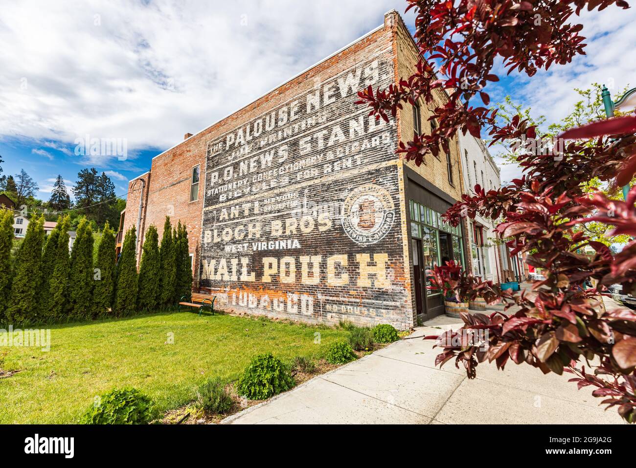 Vintage mural advertisement brick hi-res stock photography and images ...