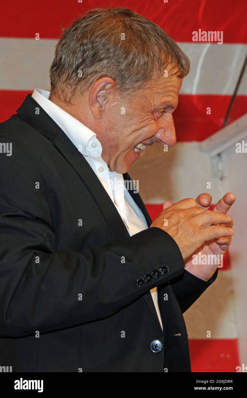 Raymond babbitt hi-res stock photography and images - Alamy