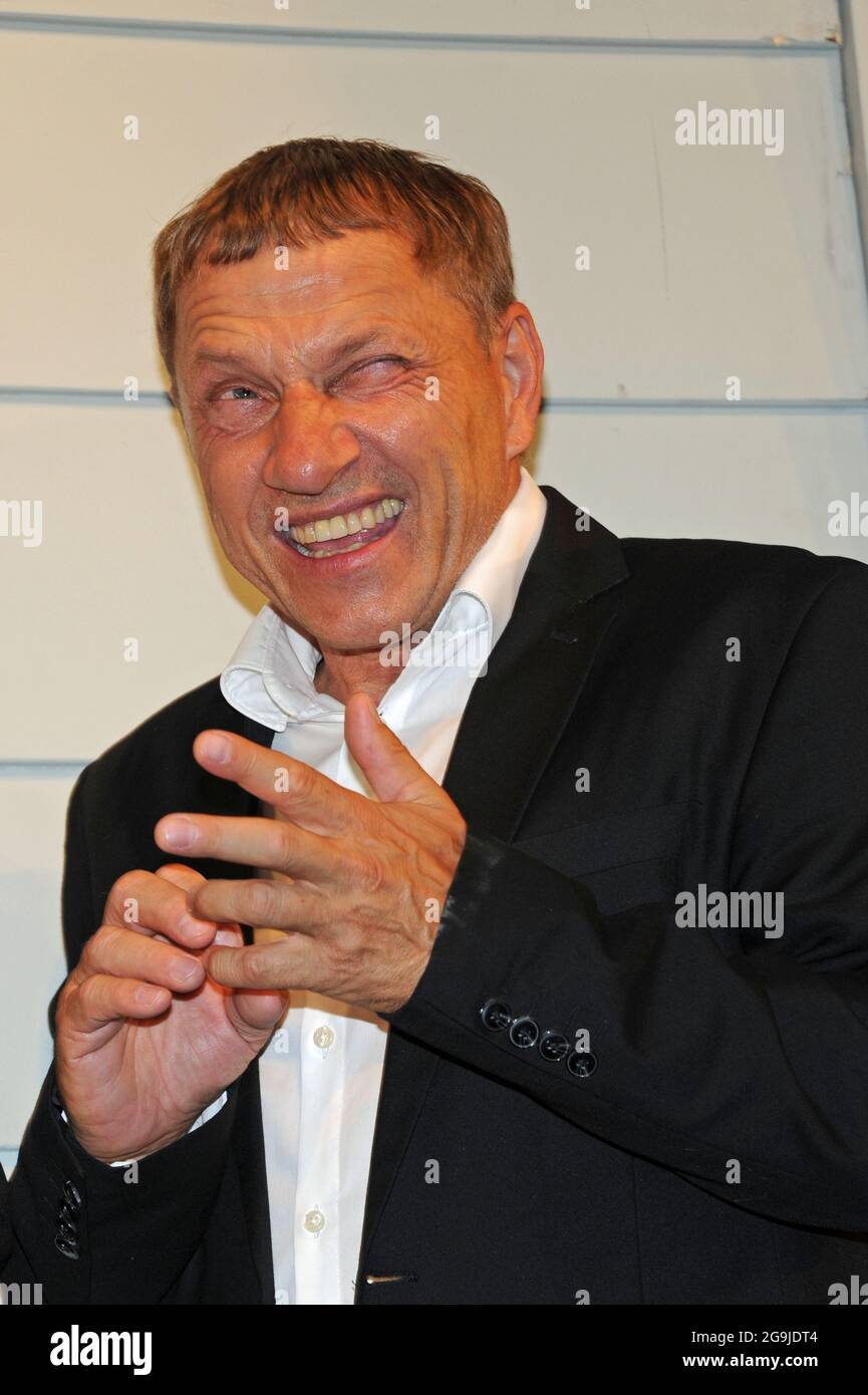 Raymond babbitt hi-res stock photography and images - Alamy