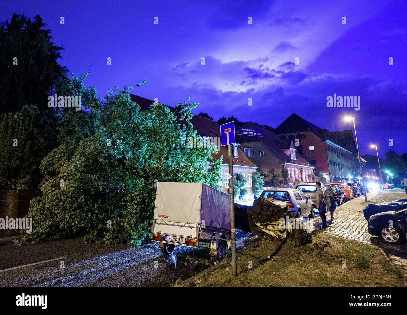 Kiel, Germany. 26th July, 2021. Thunderstorms and heavy rain showers ...