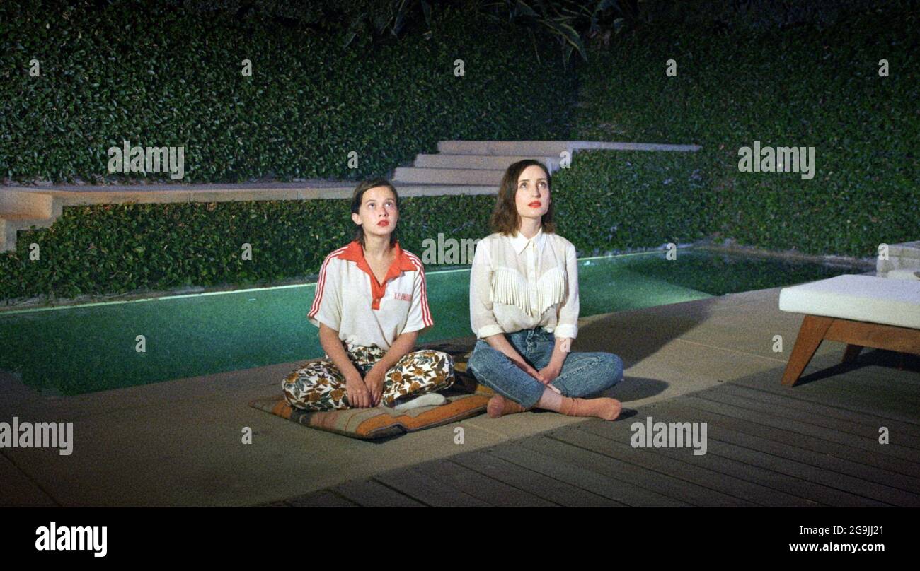 HOW IT ENDS, from left: Cailee Spaeny, Zoe Lister-Jones, 2021 ...