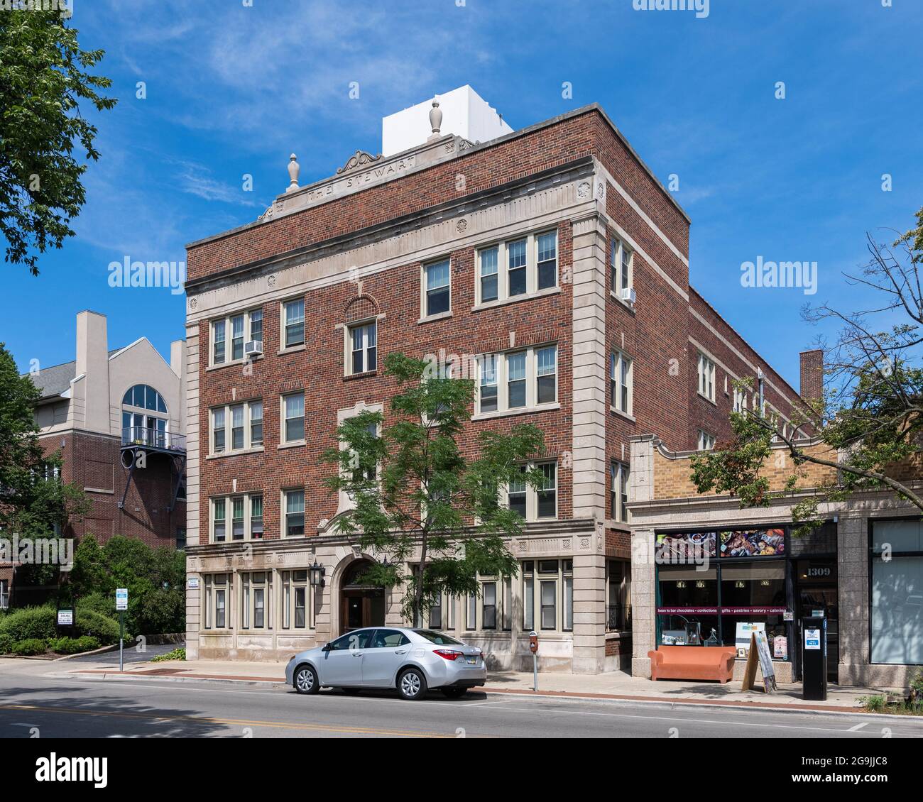 Mixed-use residential commercial building in Evanston Stock Photo - Alamy