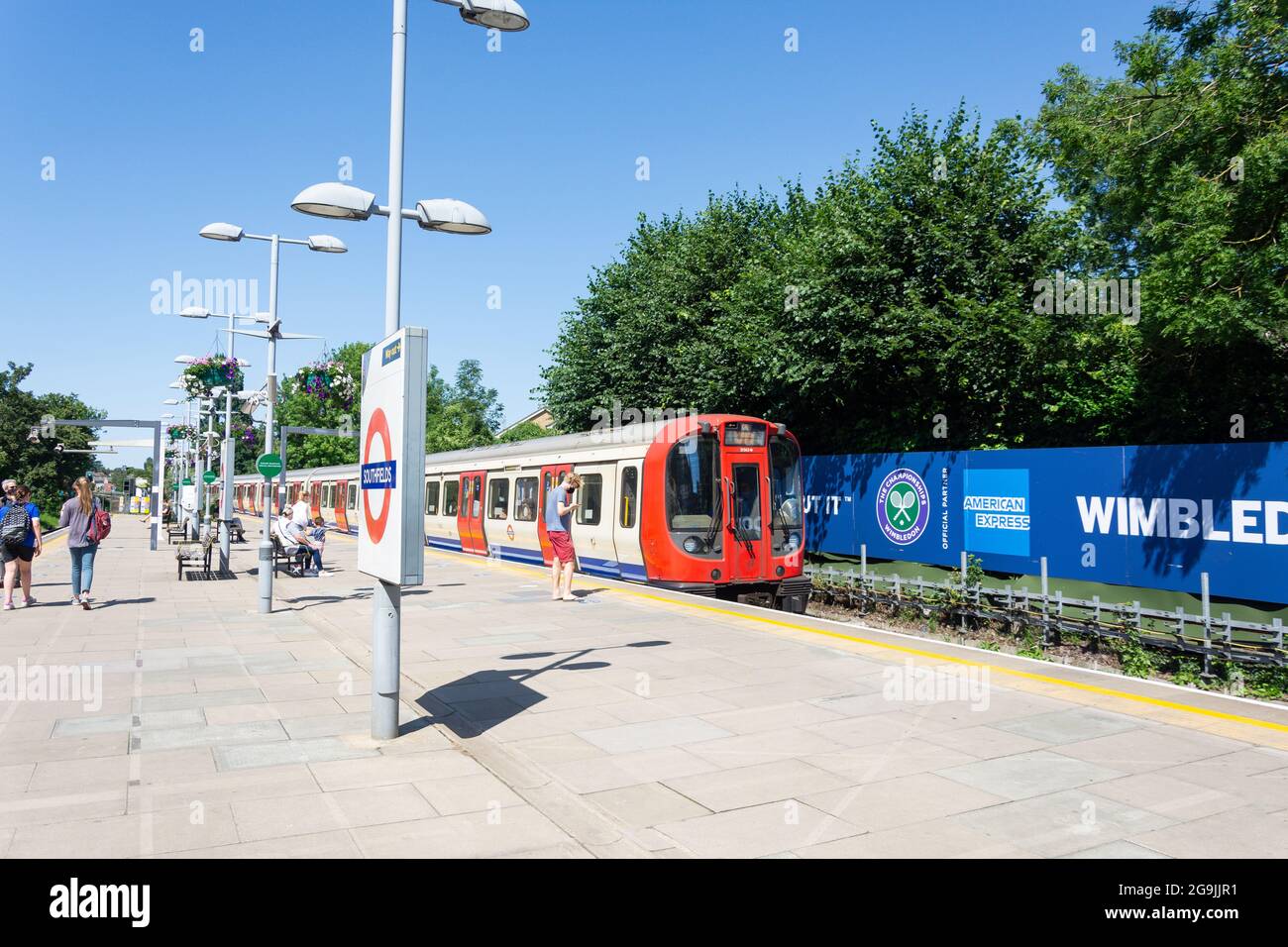 Approaching platform hi-res stock photography and images - Alamy