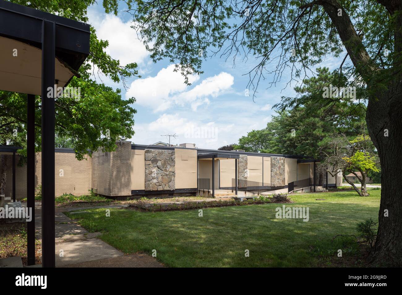 Disused suburban medical dental office building Stock Photo - Alamy