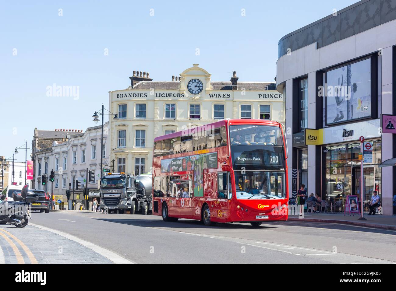 Traffic town centre double decker bus the broadway wimbledon lon hi-res ...
