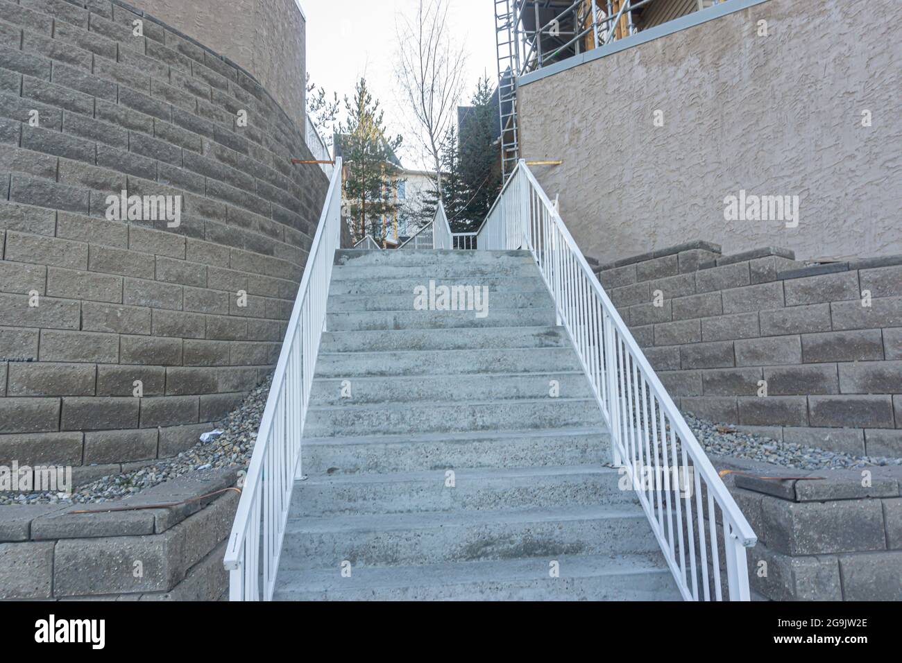 Stair steps between 2 retaining walls on city street Stock Photo - Alamy