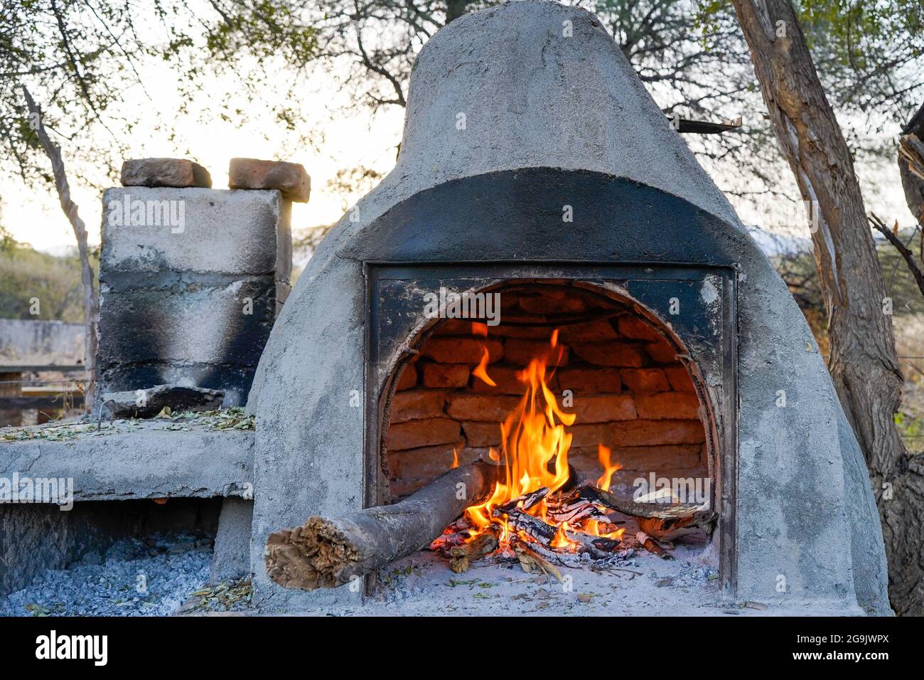 Wood burning pizza oven hi-res stock photography and images - Alamy