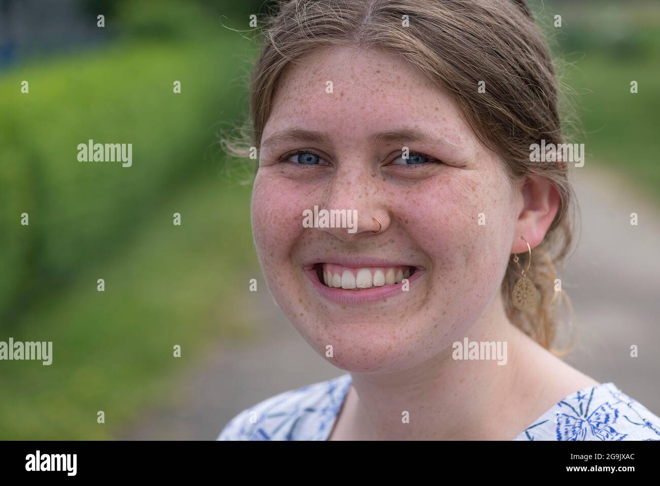 Female freckles hi-res stock photography and images - Alamy