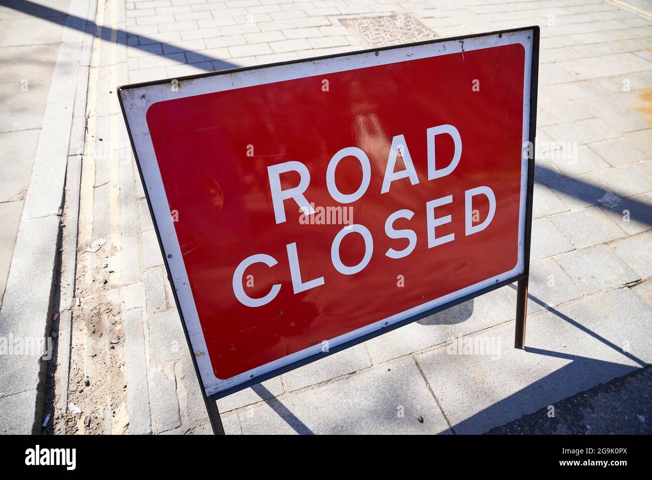 Red london sign hi-res stock photography and images - Alamy